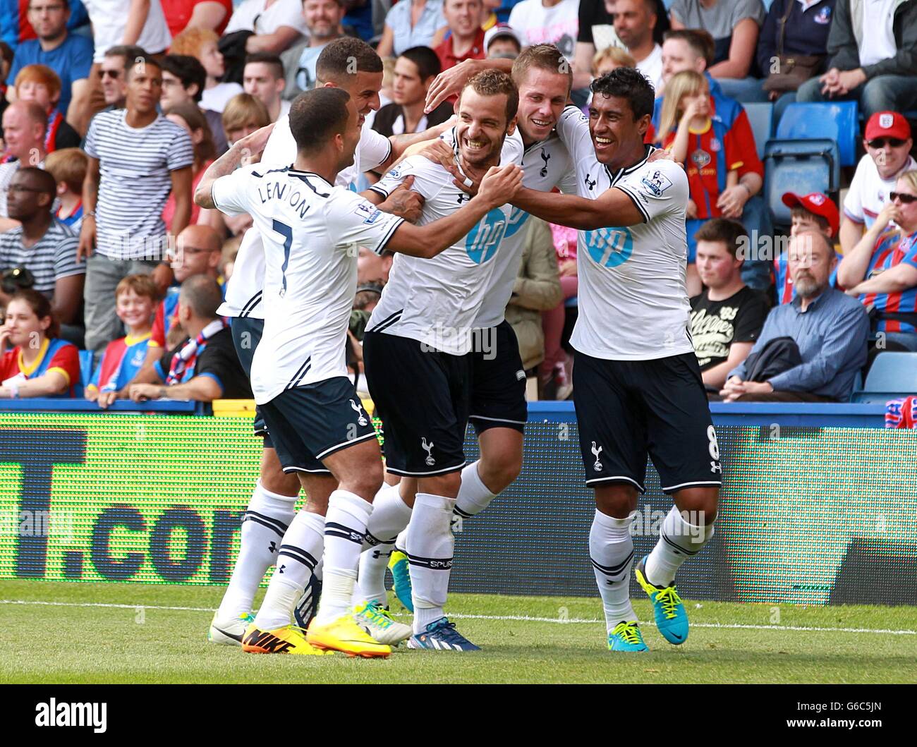 Tottenham Hotspur's Roberto Soldado celebrates with his team-mates ...