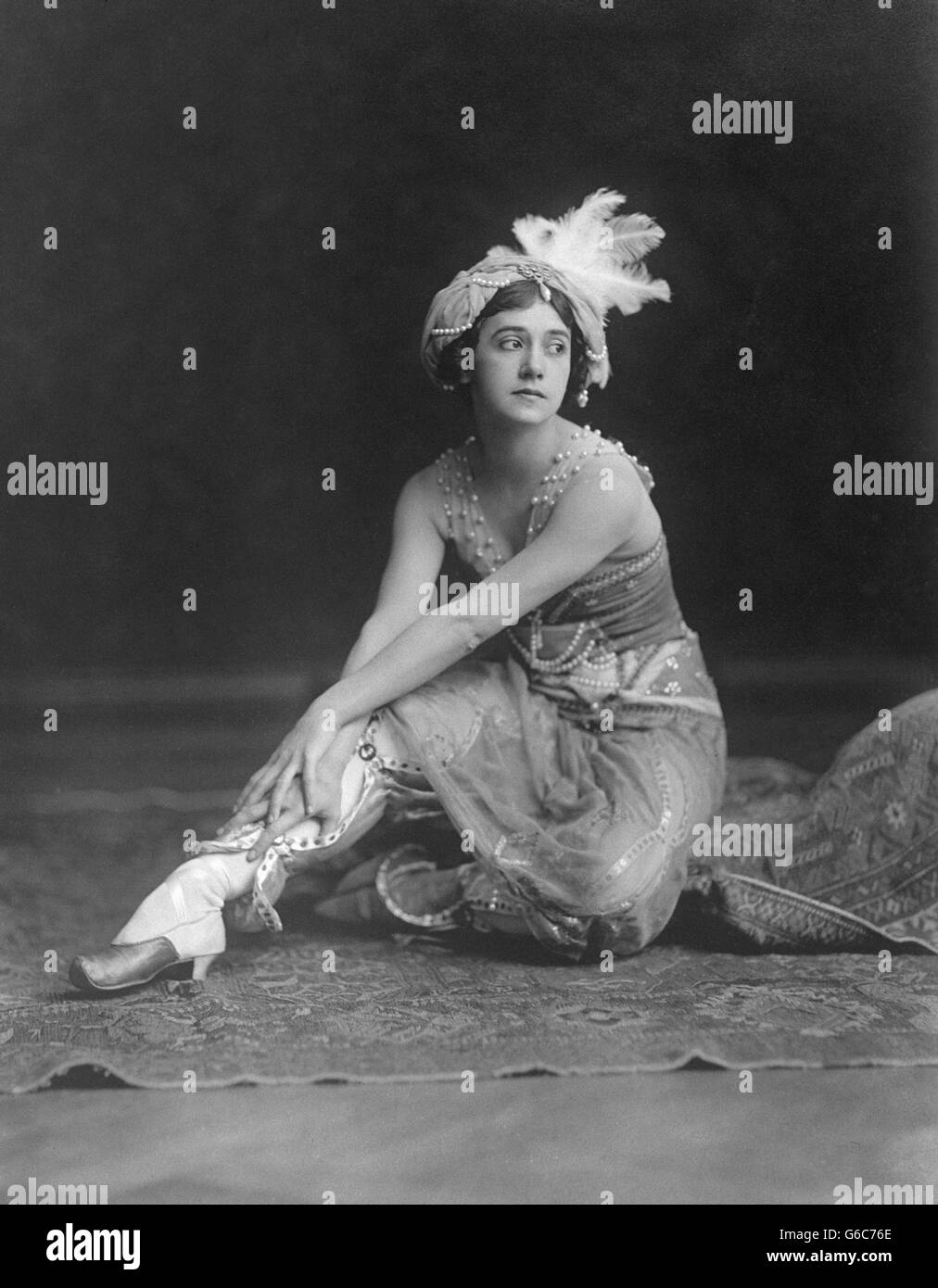 Ballet - Russian ballerina Tamara Karsavina - 1914 Stock Photo ...
