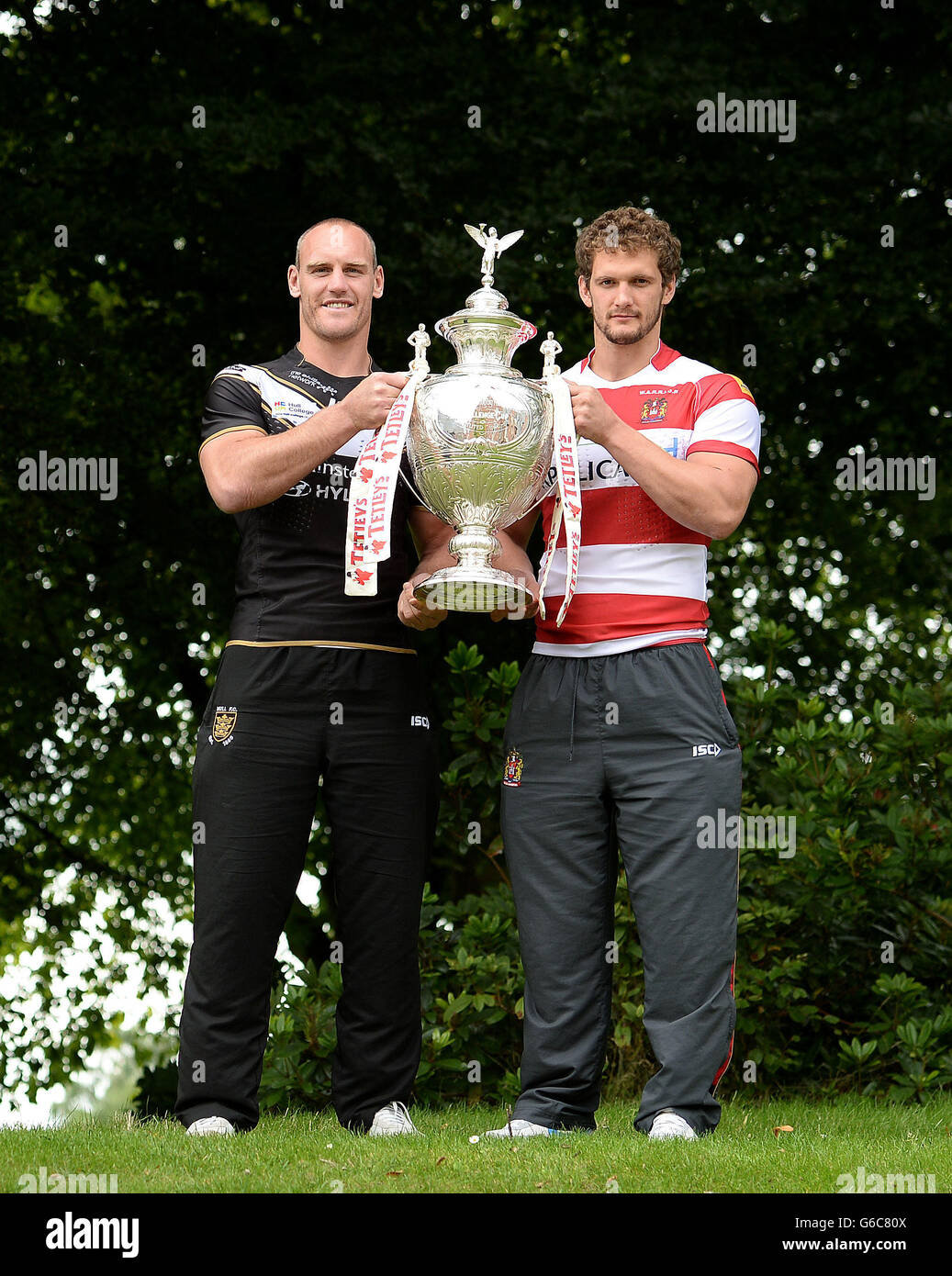 Wigan Warriors captain Sean O'Loughlin (right) and Hull FC captain ...