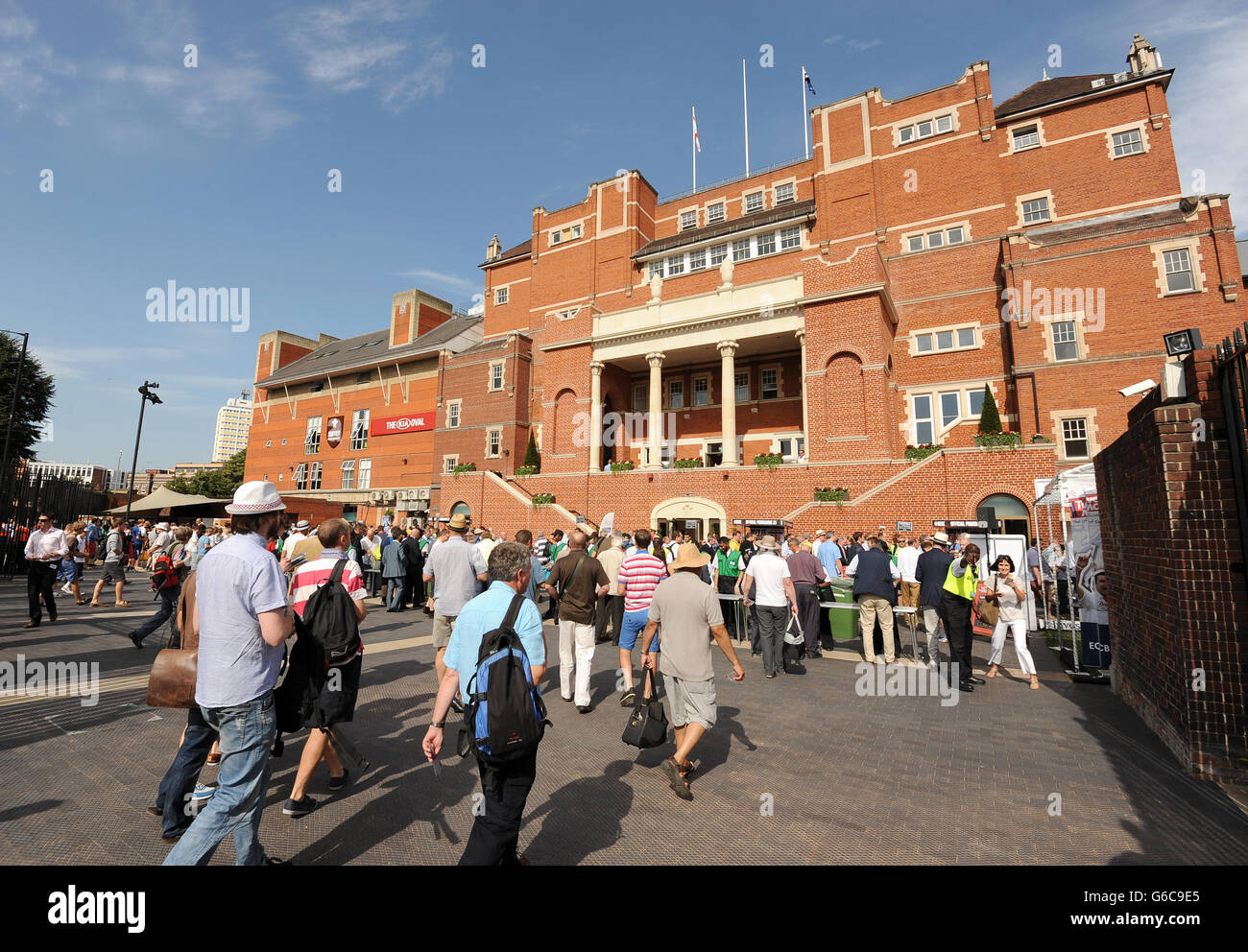 Crowd fans spectators pavillion ampics hi-res stock photography and ...