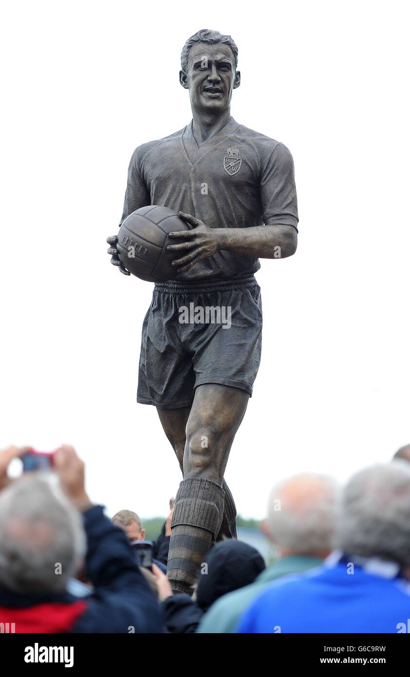 The new nat lofthouse statue outside the the reebok stadium hi-res ...