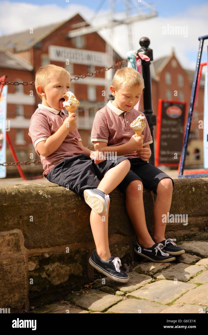 Max (left), aged 4 and brother Oliver Woodhouse, aged six, eating ice ...