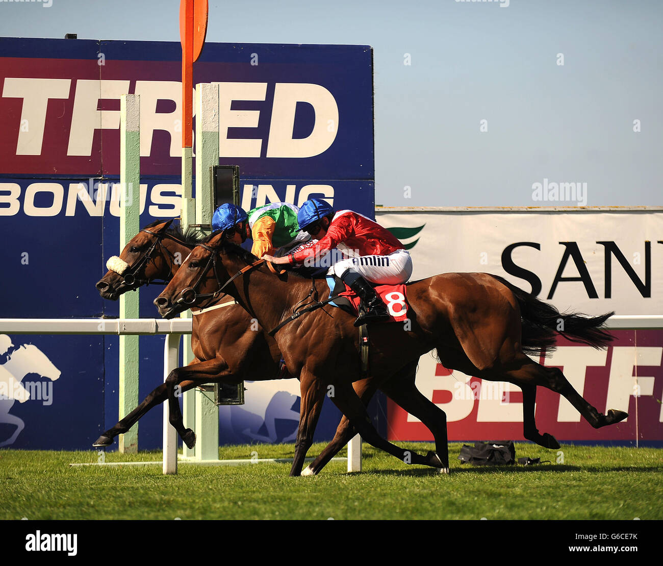 Sandown park racecourse hi-res stock photography and images - Alamy