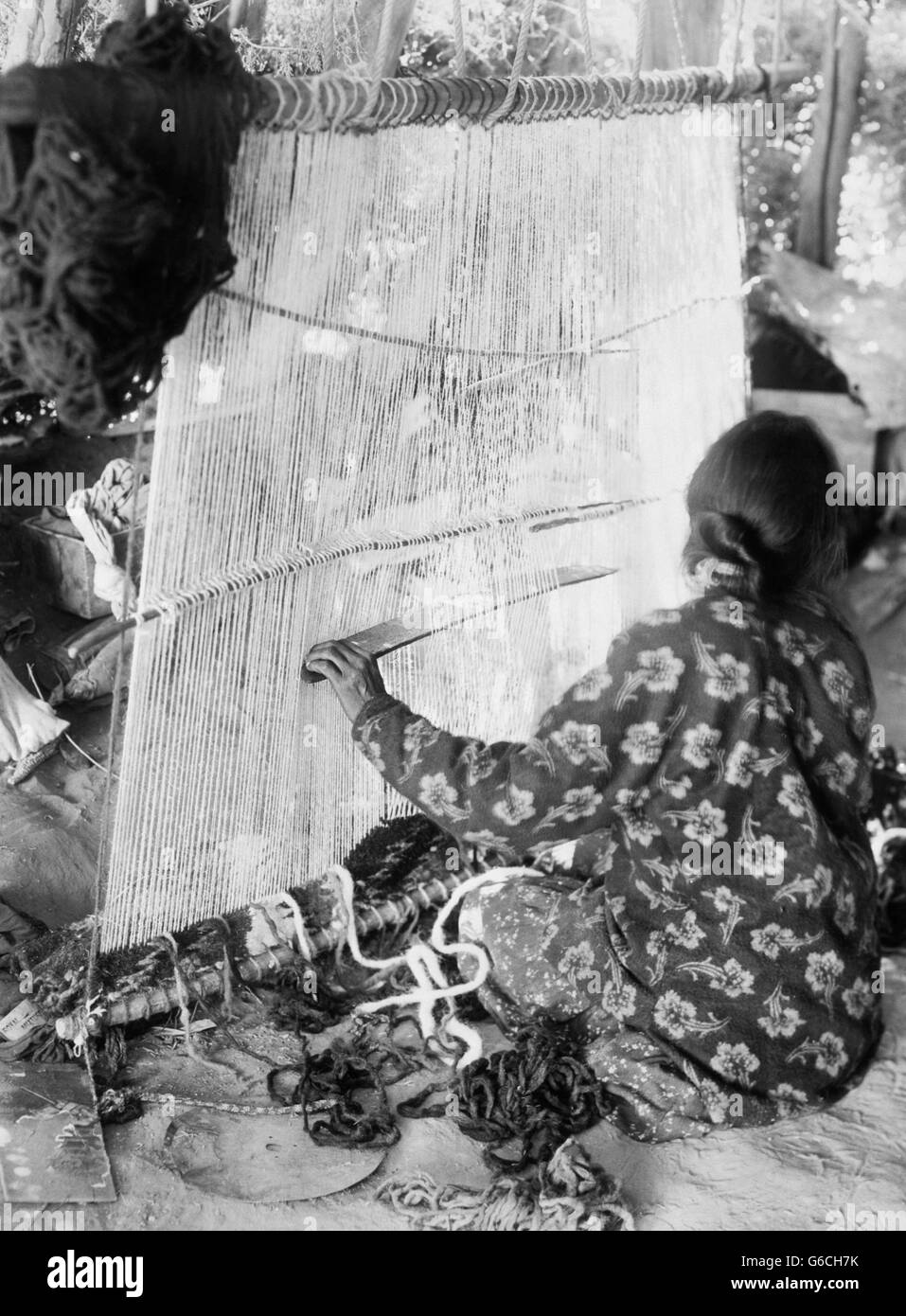 1890s NATIVE AMERICAN INDIAN NAVAJO WOMAN WEAVING CLOTH RUG ON LOOM ...