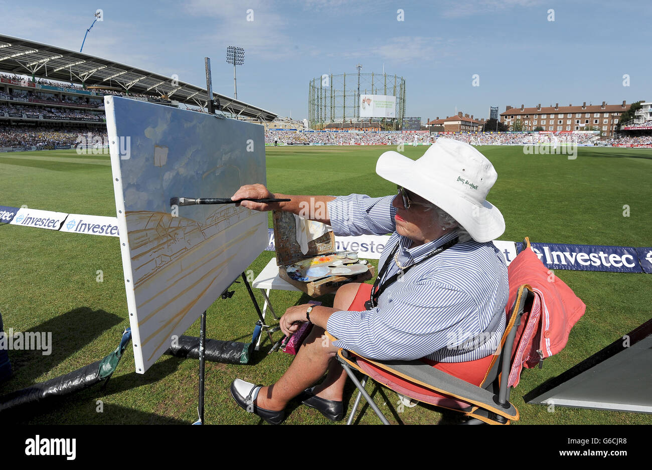 Side view of cricket pitch hi-res stock photography and images - Alamy
