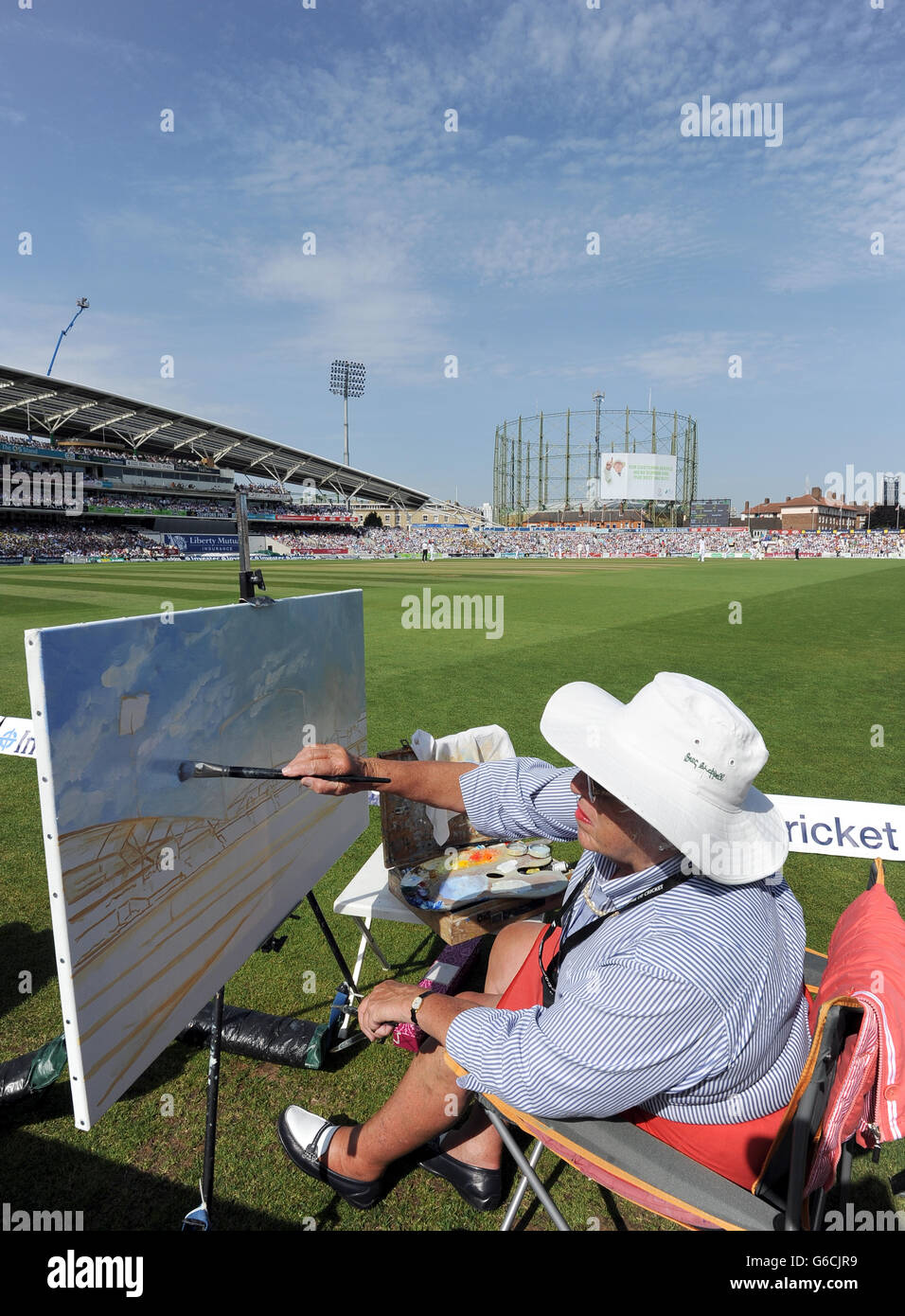 Side view of cricket pitch hi-res stock photography and images - Alamy
