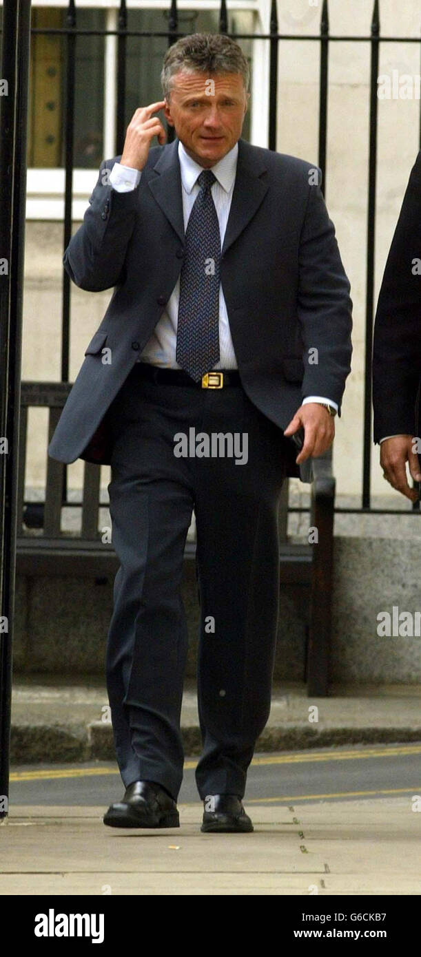 Paul salmon leaves the old bailey hi-res stock photography and images ...