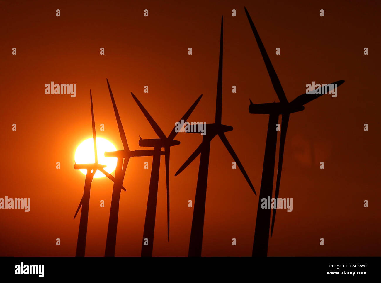 The sun sets over wind turbines near Faringdon, Oxfordshire Stock Photo ...