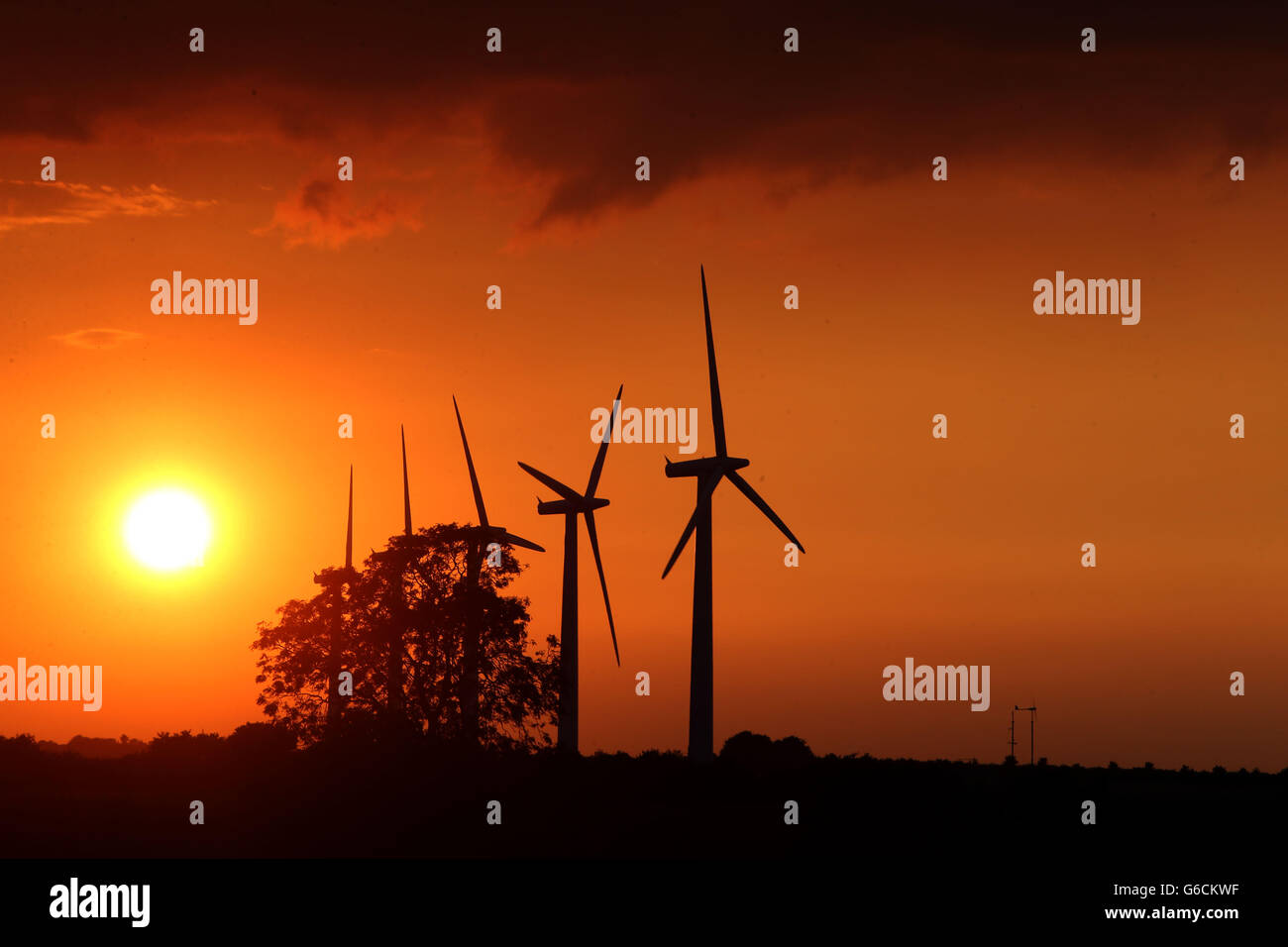 The sun sets over wind turbines near Faringdon, Oxfordshire Stock Photo ...