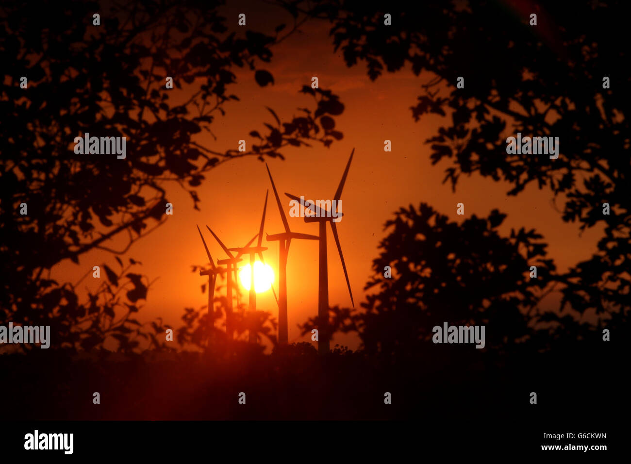 The sun sets over wind turbines near Faringdon, Oxfordshire Stock Photo ...