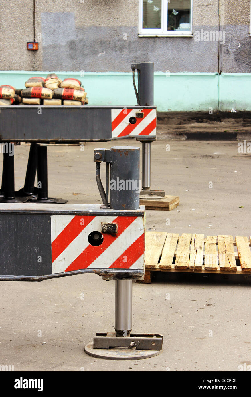 Truck outrigger stabilizing legs extended Stock Photo - Alamy