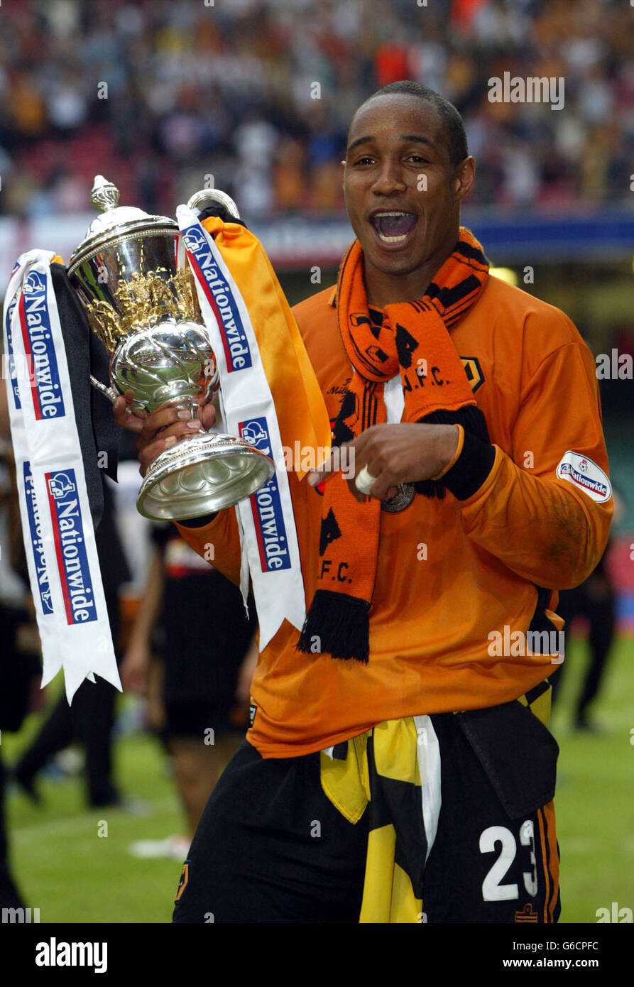 Football action celebrating trophy paul ince hi-res stock photography ...