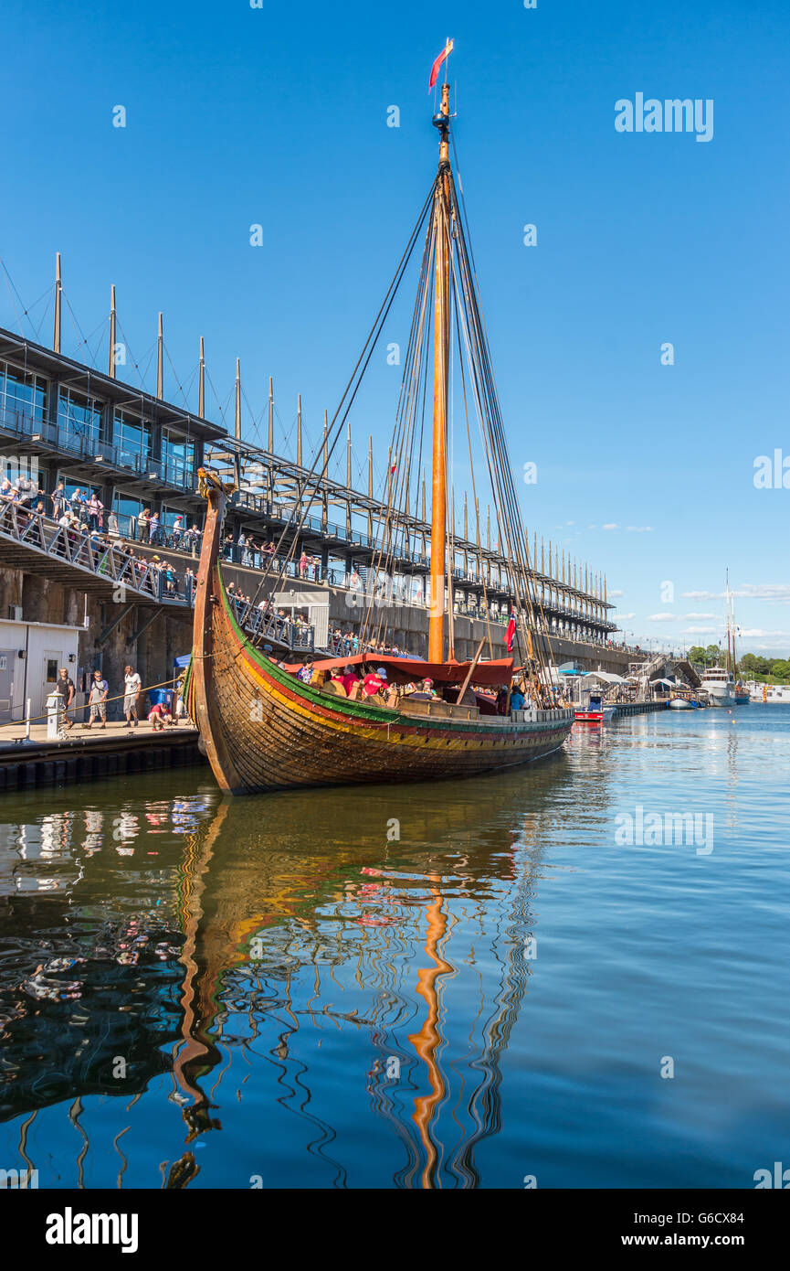 Montreal, Canada. 20th June 2016. People visit Viking drakkar "Draken ...