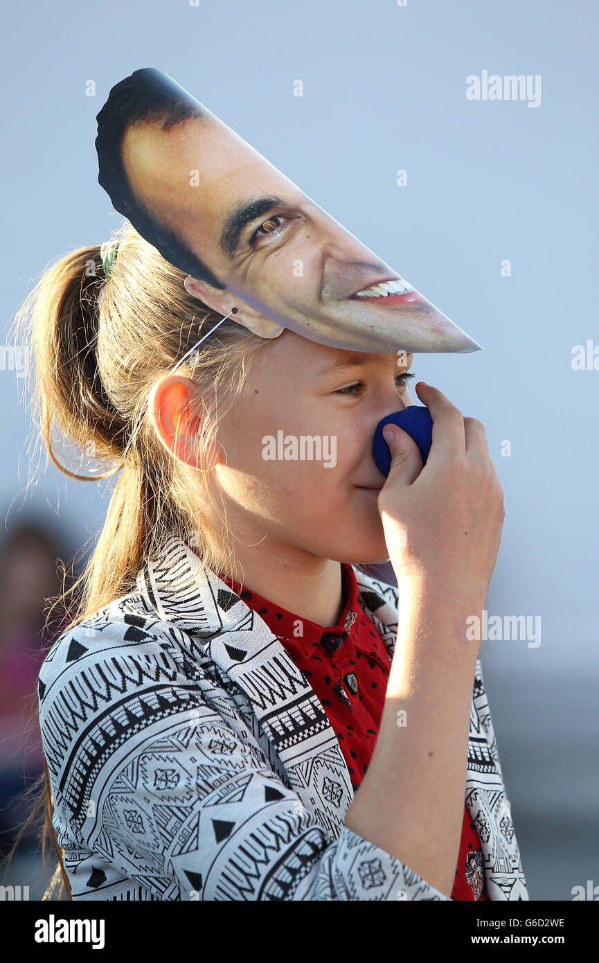 An Everton fan wears a mask of manager Roberto Martinez Stock Photo - Alamy