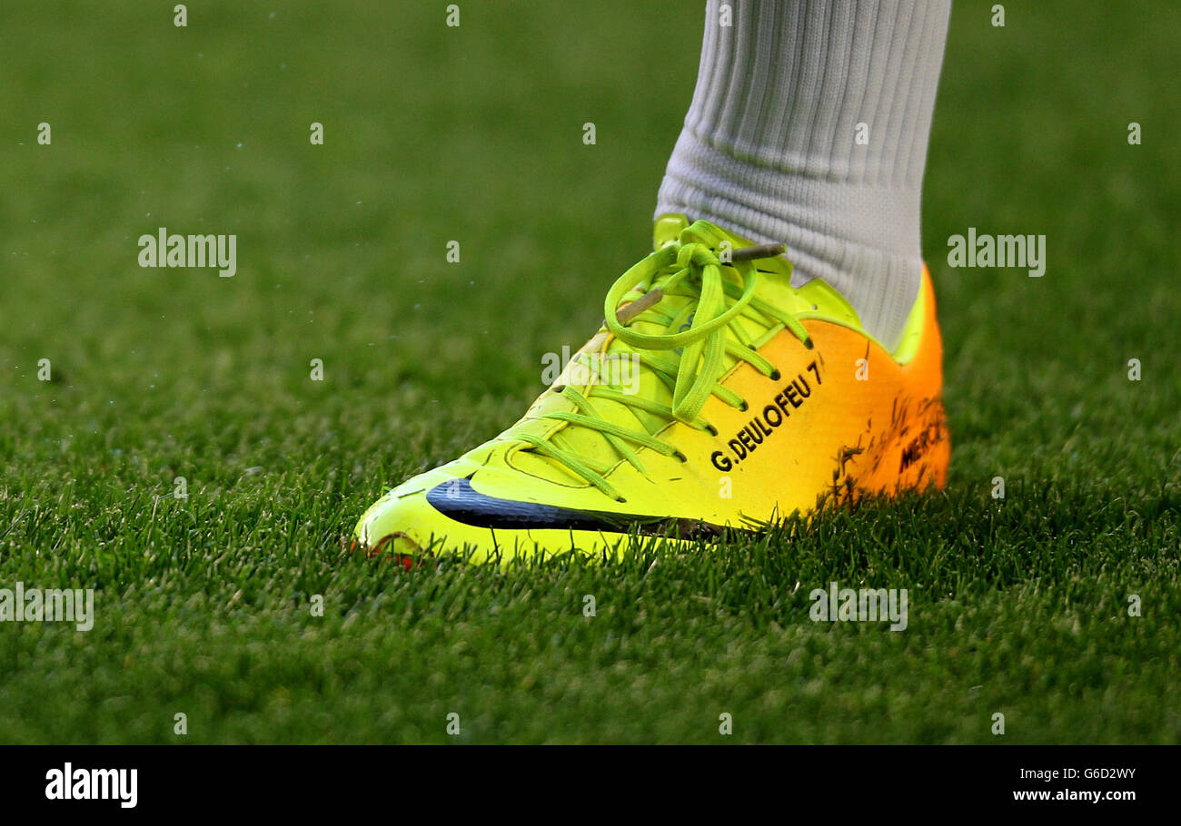 Evertons gerard deulofeu boot detail hi-res stock photography and ...