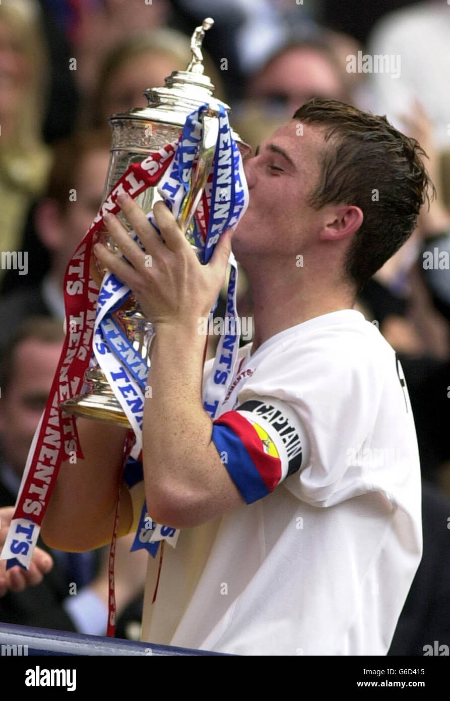 Sport football action celebrating kissing trophy barry ferguson hi-res ...