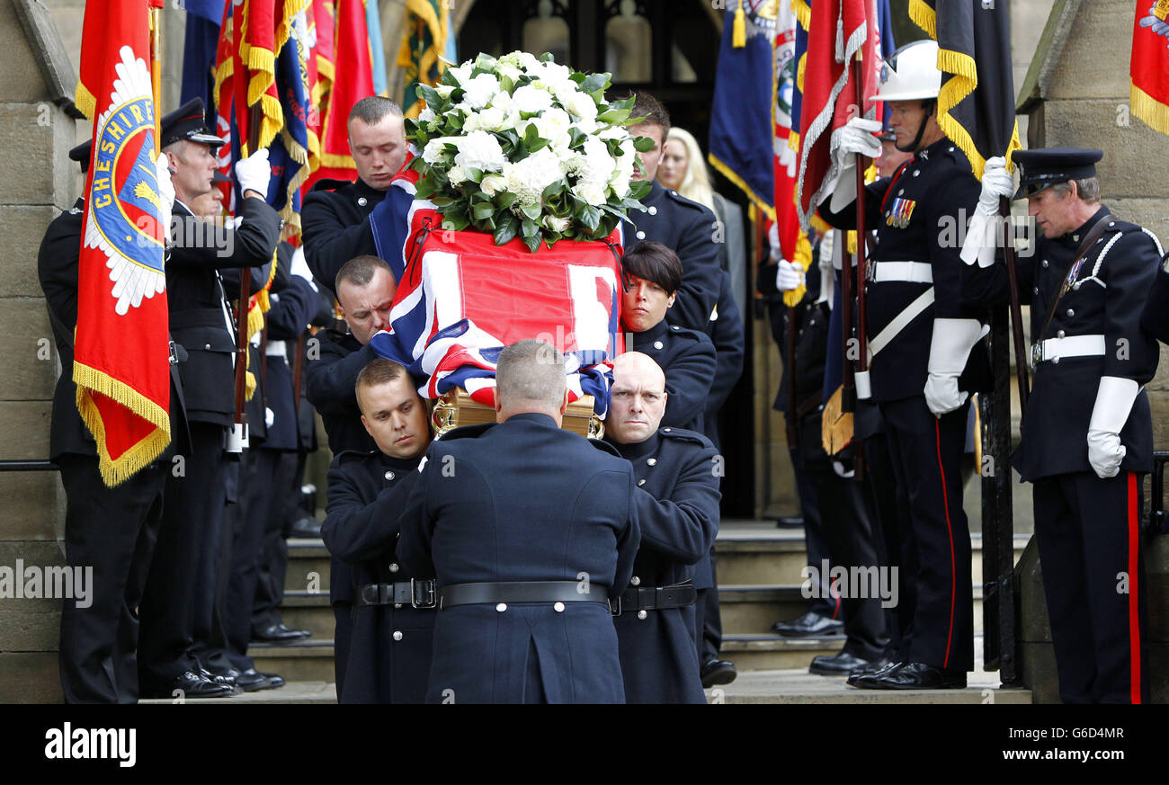 Funeral firefighter stephen hunt hi-res stock photography and images ...