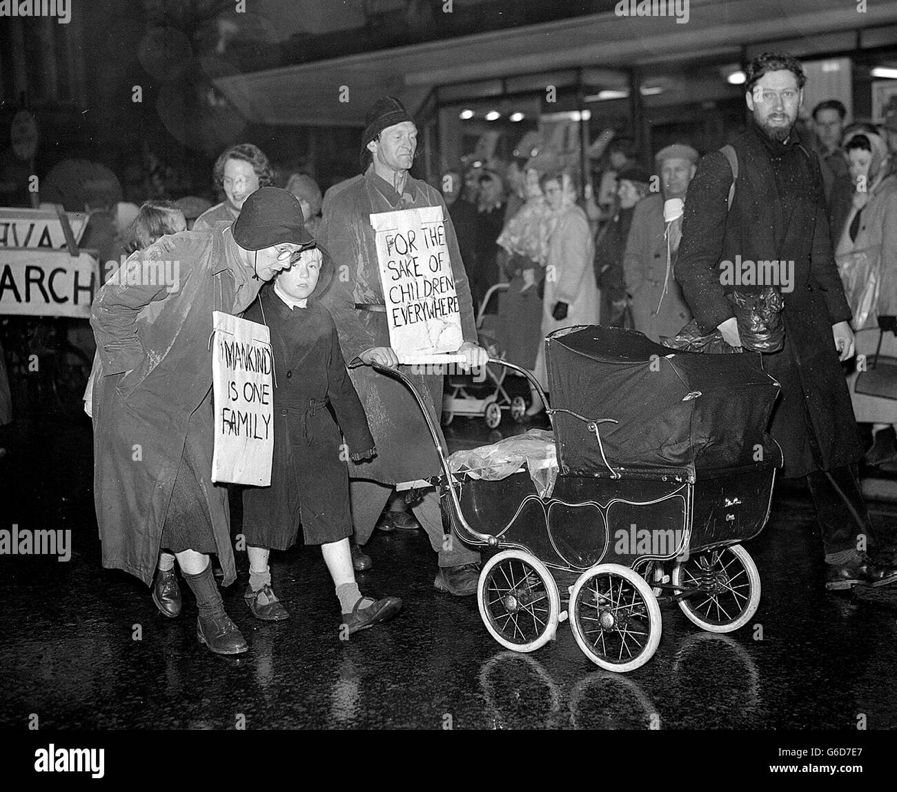 Reading crowds Black and White Stock Photos & Images - Alamy