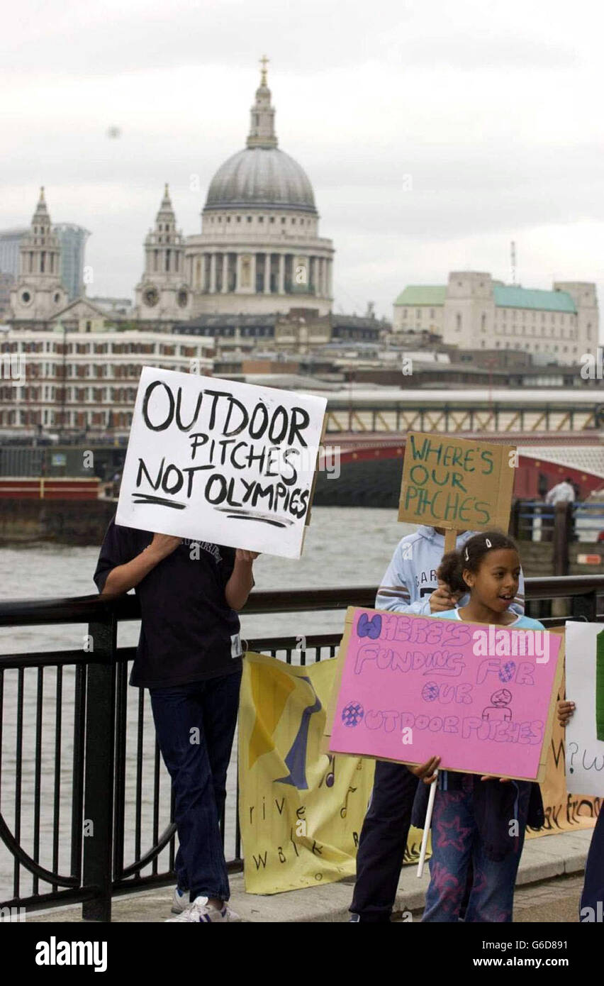 Edmond terakopian sport placard protesting hi-res stock photography and ...