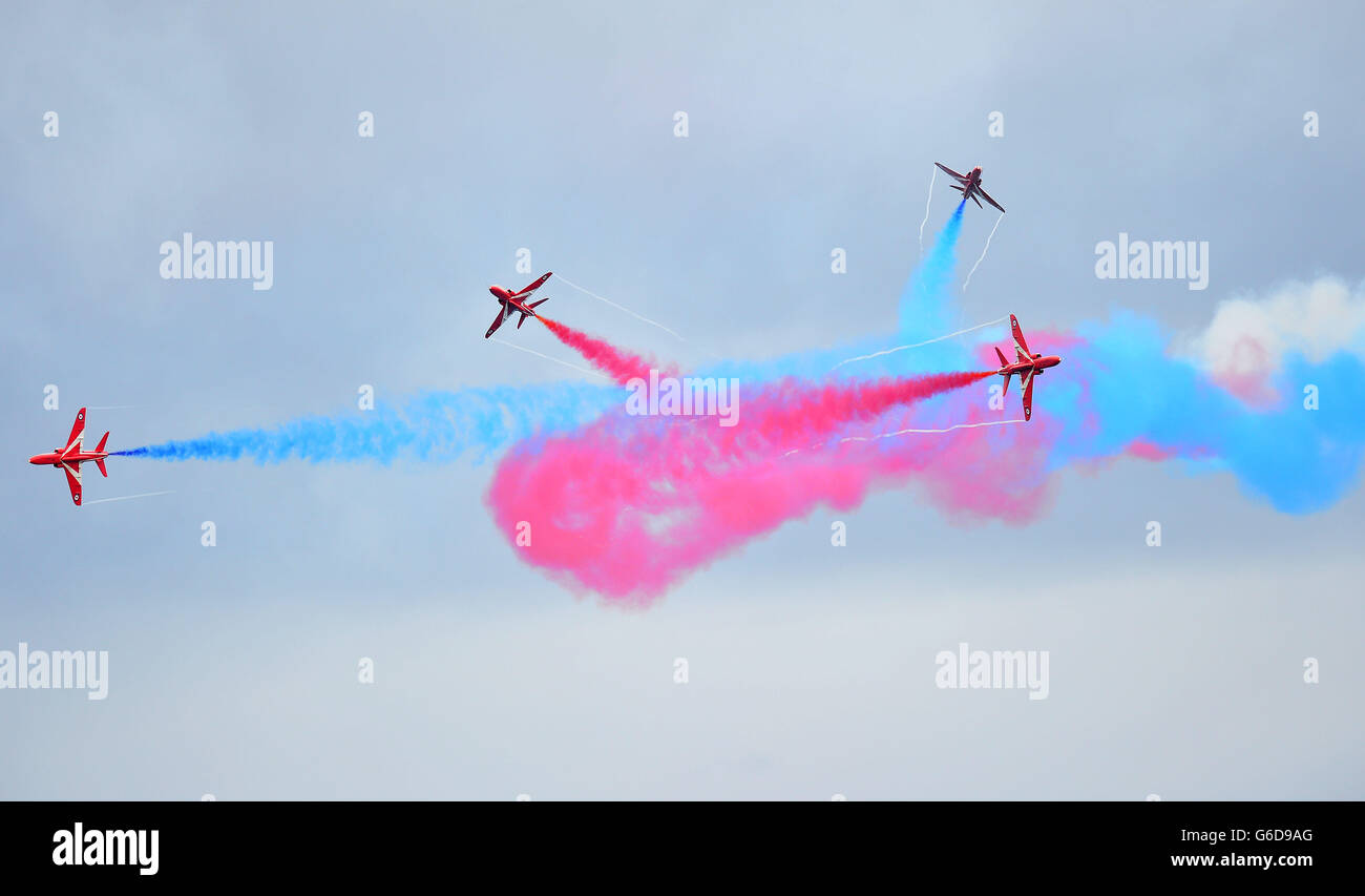 The Red Arrows put on a display at the end of the great North Run in ...