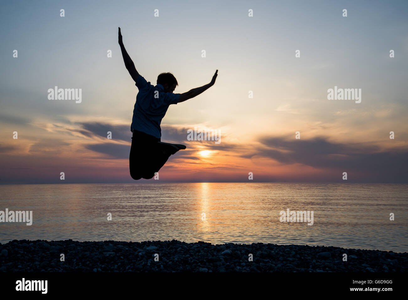 People jumping in beach silhouette hi-res stock photography and images ...