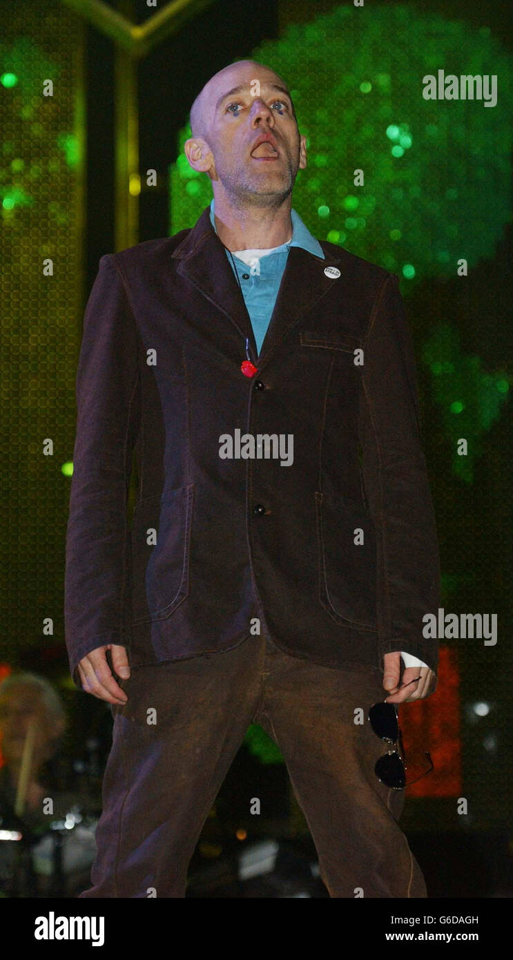 Glastonbury REM Michael Stipe Stock Photo - Alamy