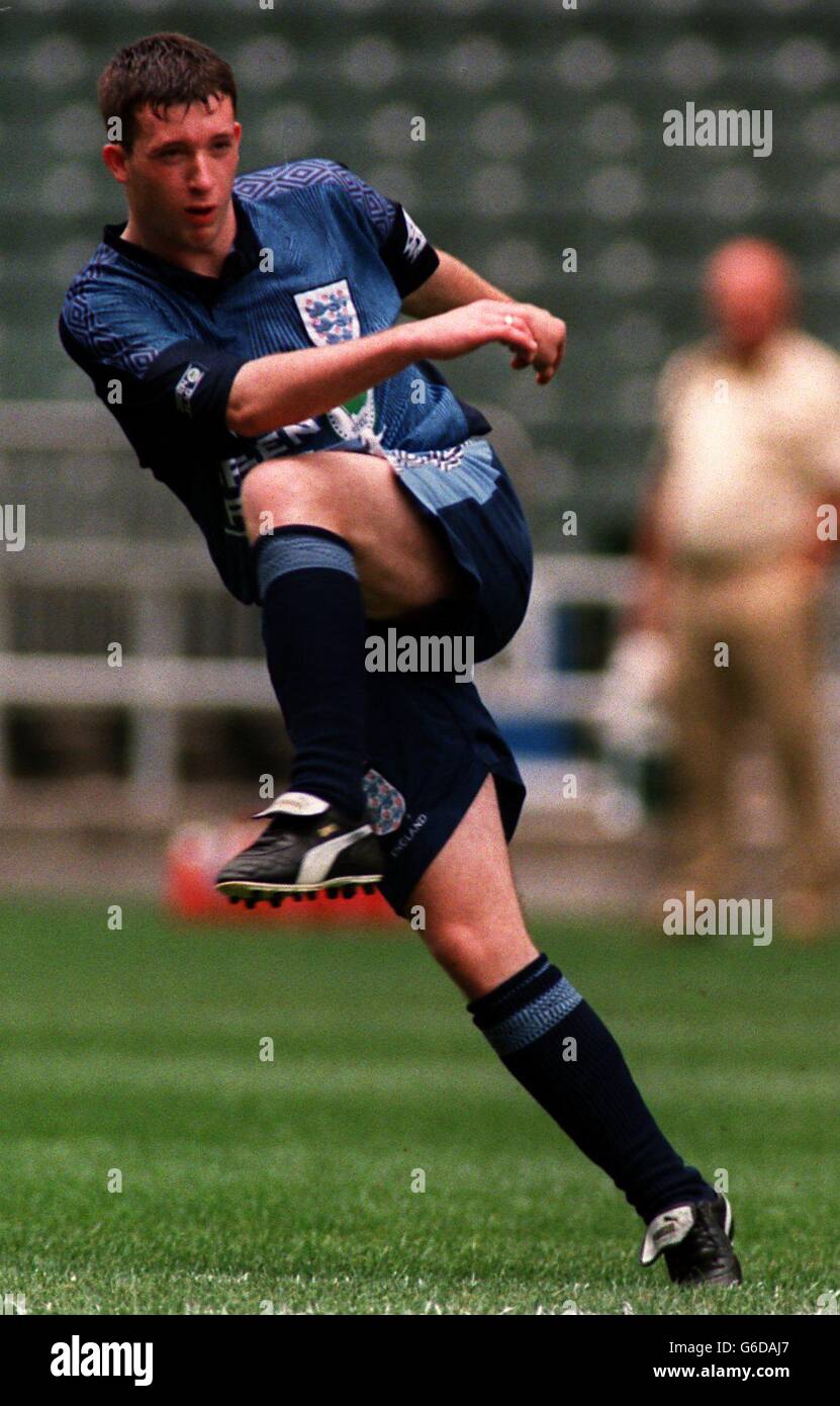 Soccer england robbie fowler hi-res stock photography and images - Alamy