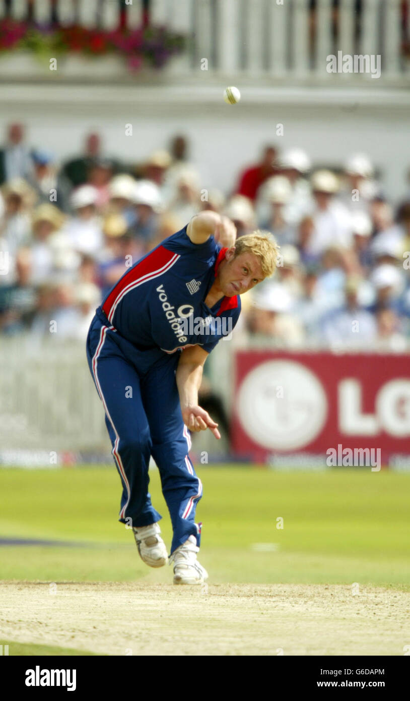 Andrew flintoff bowling during the natwest series hi-res stock ...