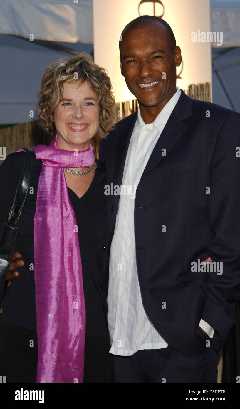 Actor celebrity smiling purple scarf hi-res stock photography and ...