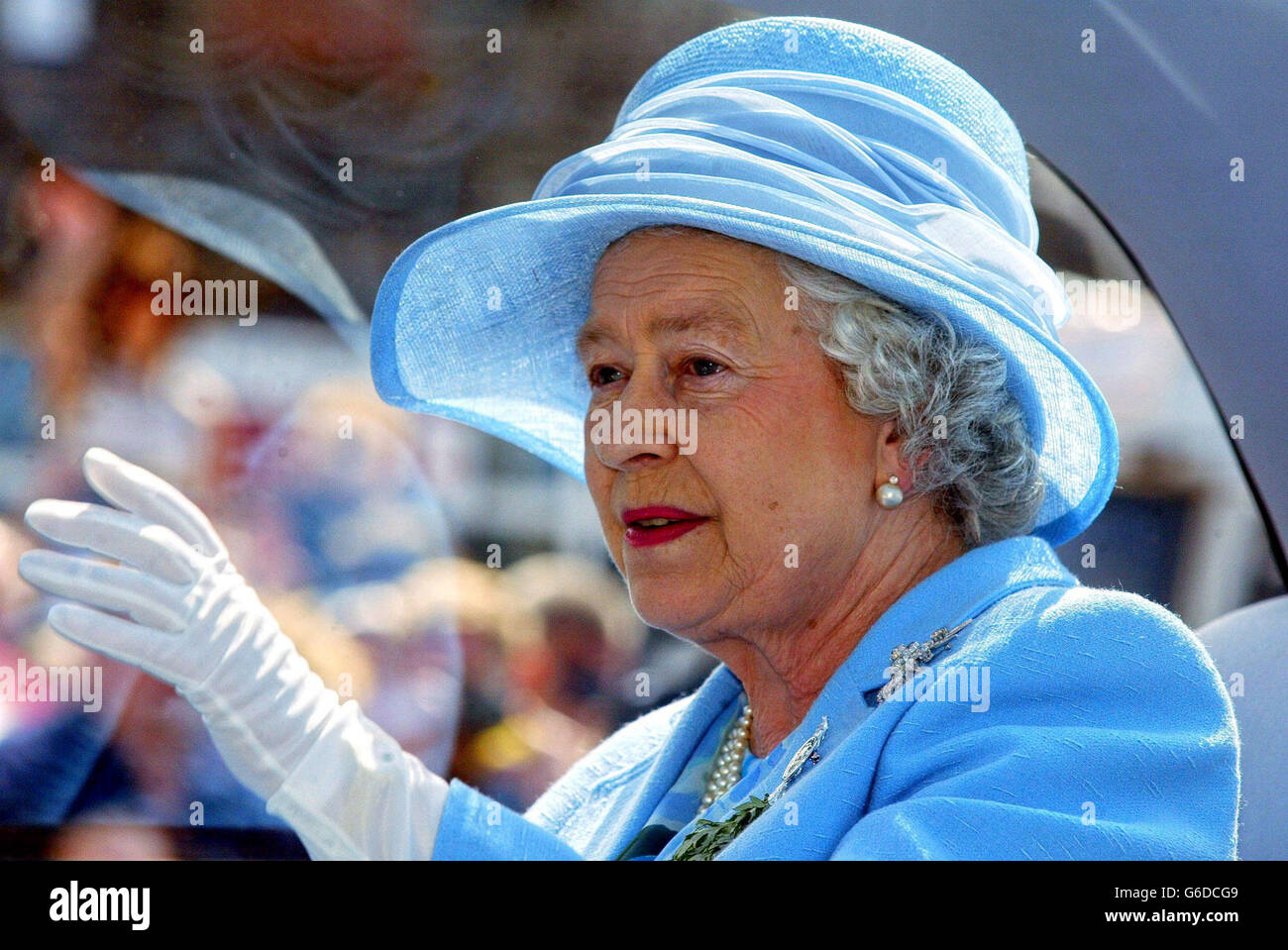 Royal blue suit head shoulders smiling queen elizabeth ii hi-res stock ...