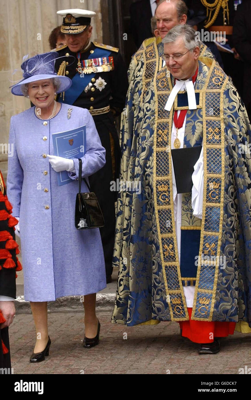 The queen and dean wesley carr at westminster abbey hi-res stock ...