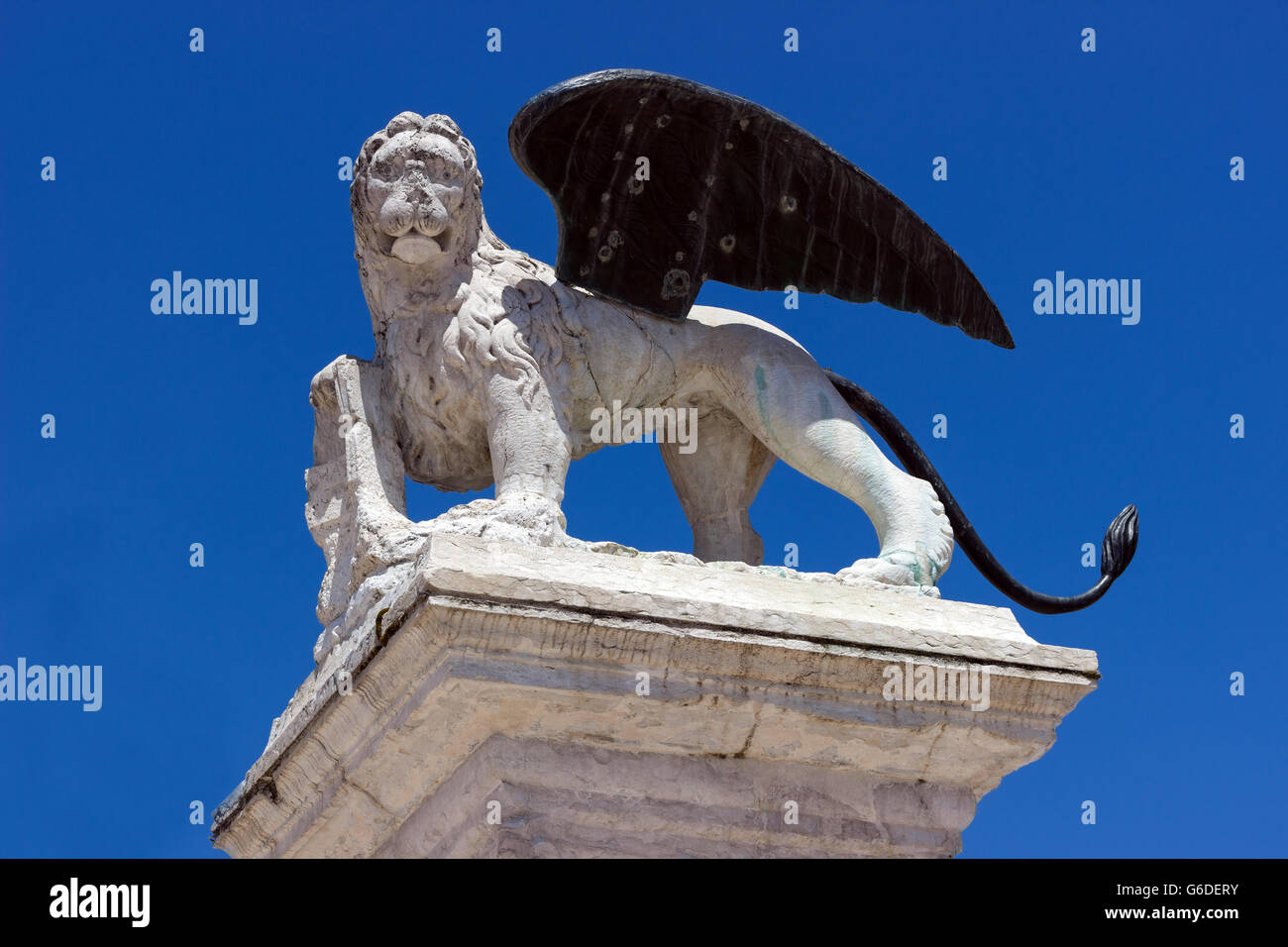 Sculpture of a winged lion hi-res stock photography and images - Alamy