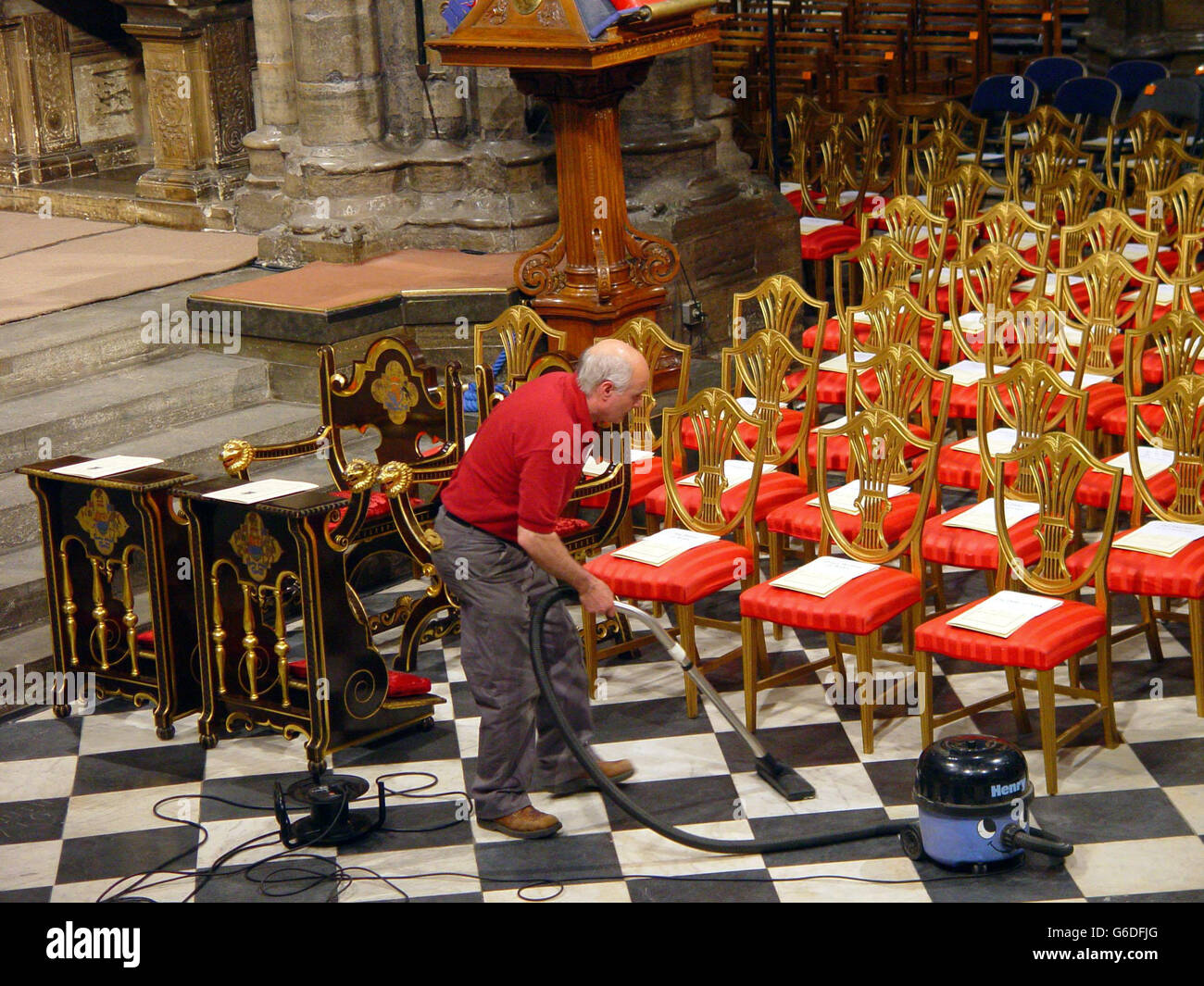 Members of the public cleaning service hi-res stock photography and ...