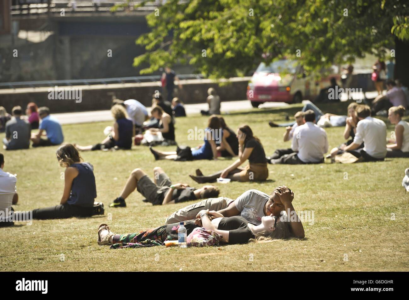 People relax and enjoy the hot weather in castle park hi-res stock ...
