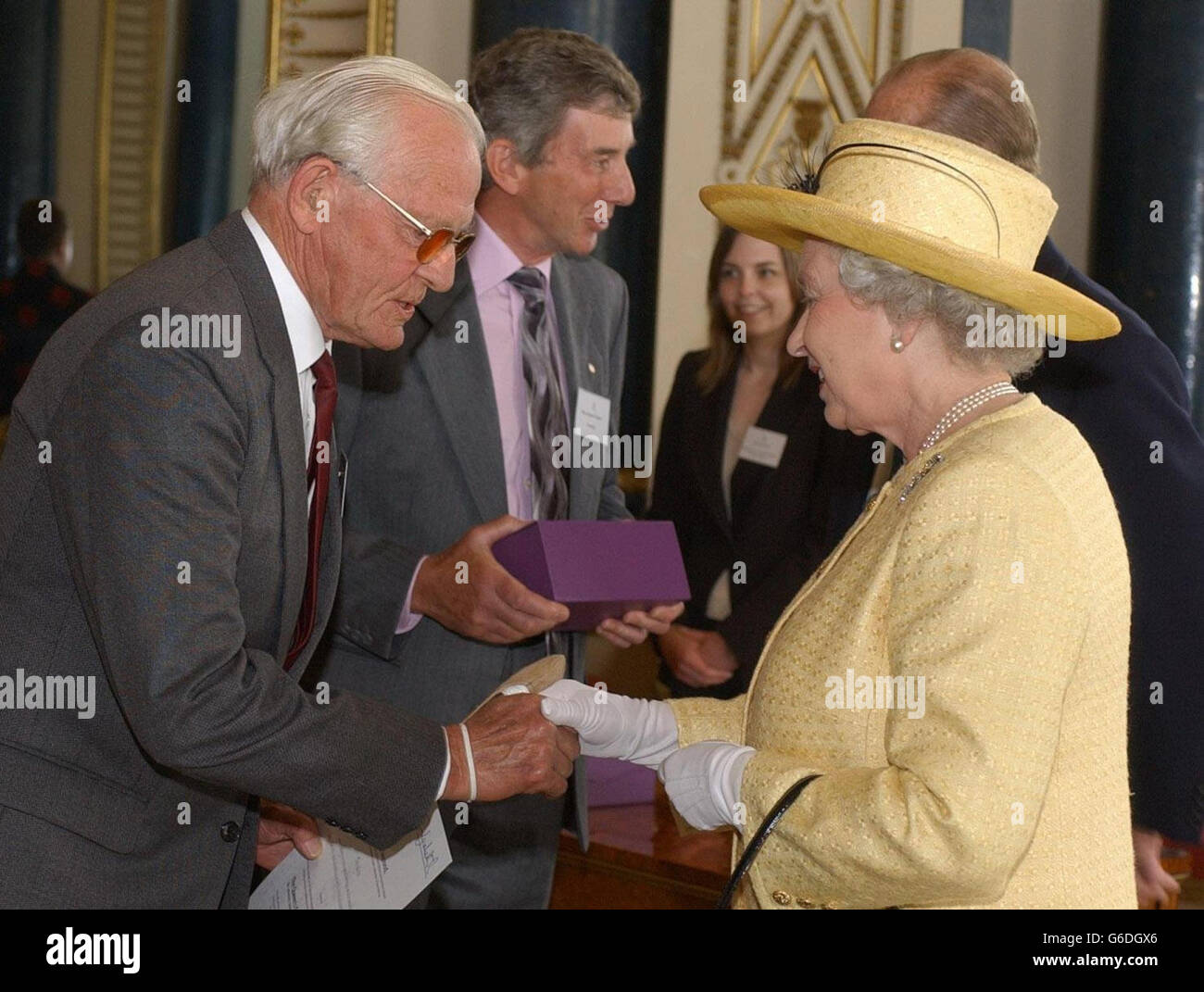 Queen elizabeth ii presents queen elizabeth ii coronation award hi-res ...
