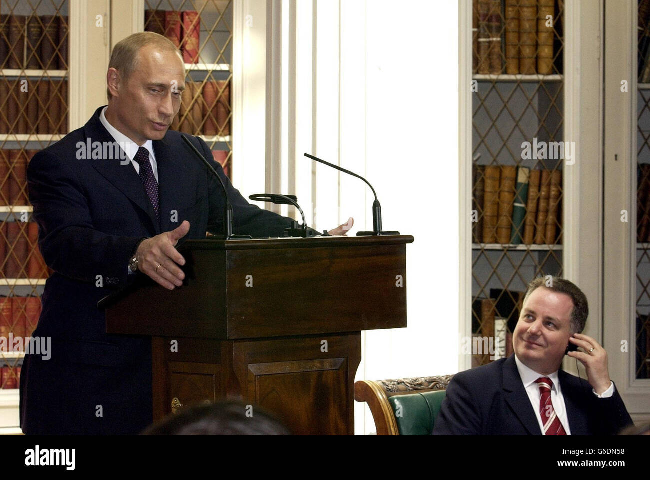 Russian president vladimir putin podium hi-res stock photography and ...