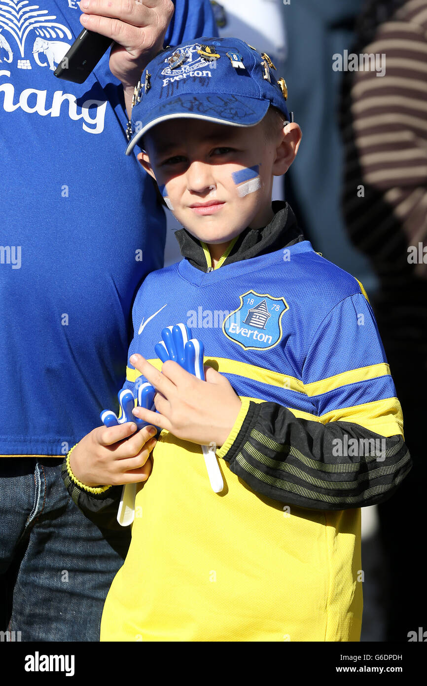 Young everton fans in fan zone hi-res stock photography and images - Alamy