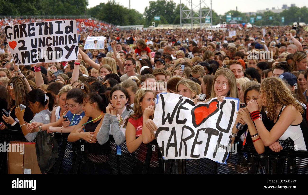Party in the Park crowd Stock Photo - Alamy
