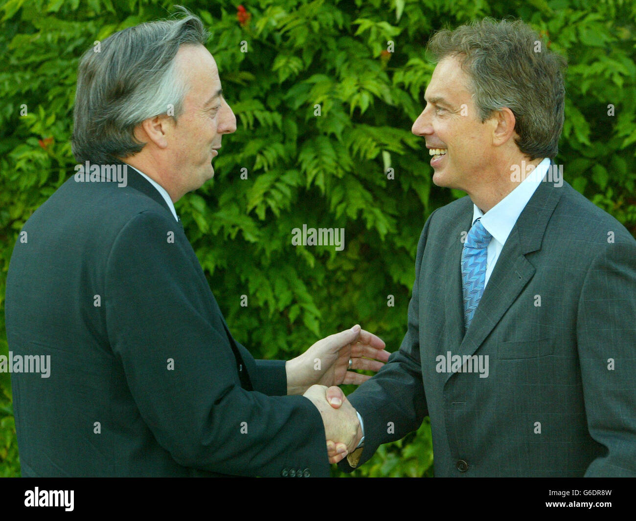Pool politics shaking hands tony blair hi-res stock photography and ...