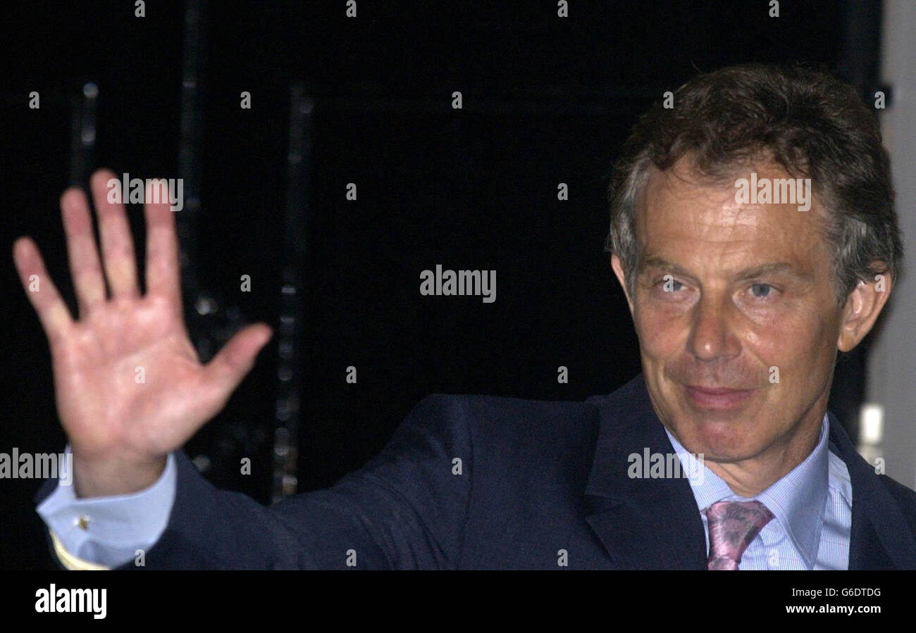 Ariel sharon leaves downing street hi-res stock photography and images ...