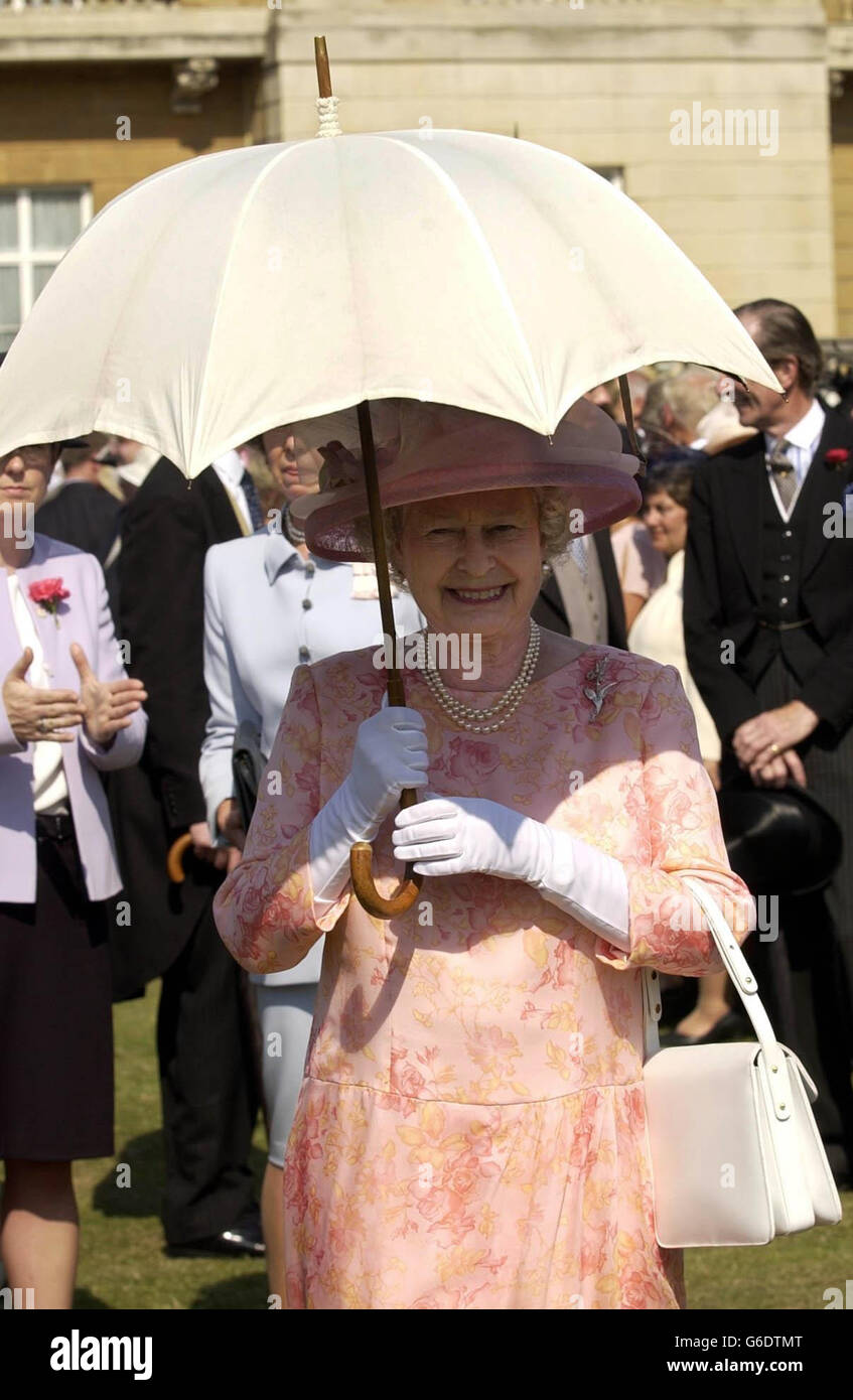 The official residence of britains queen elizabeth ii hi-res stock ...