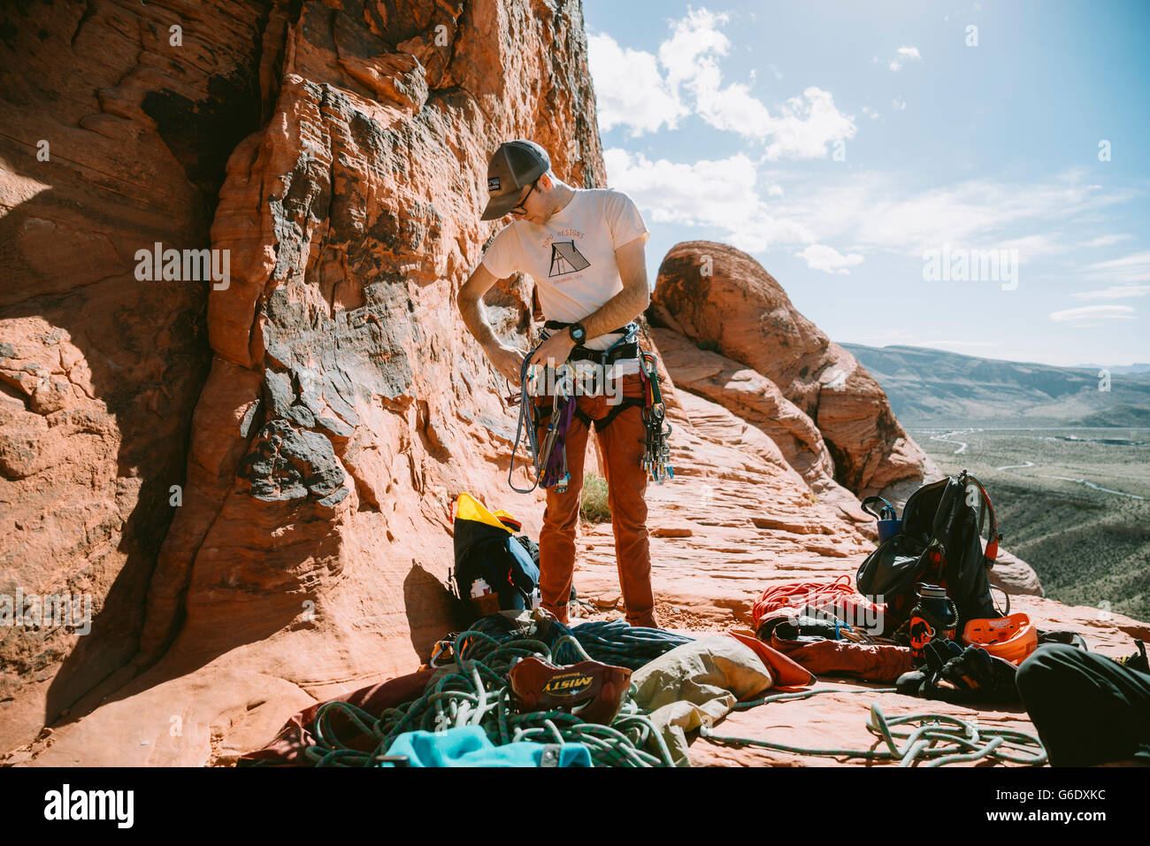 Rock setting hi-res stock photography and images - Alamy