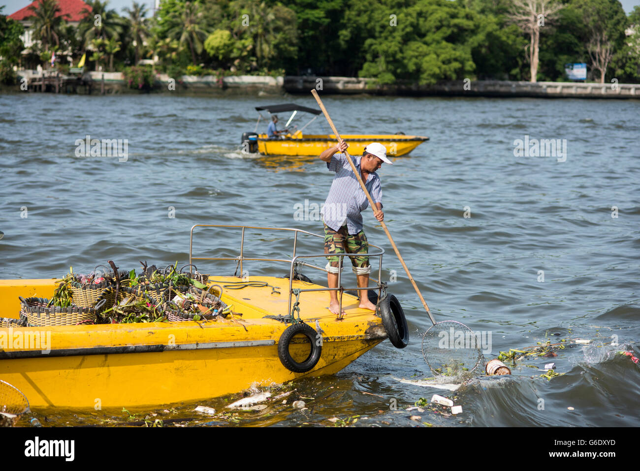 Garbage collect river hi-res stock photography and images - Alamy