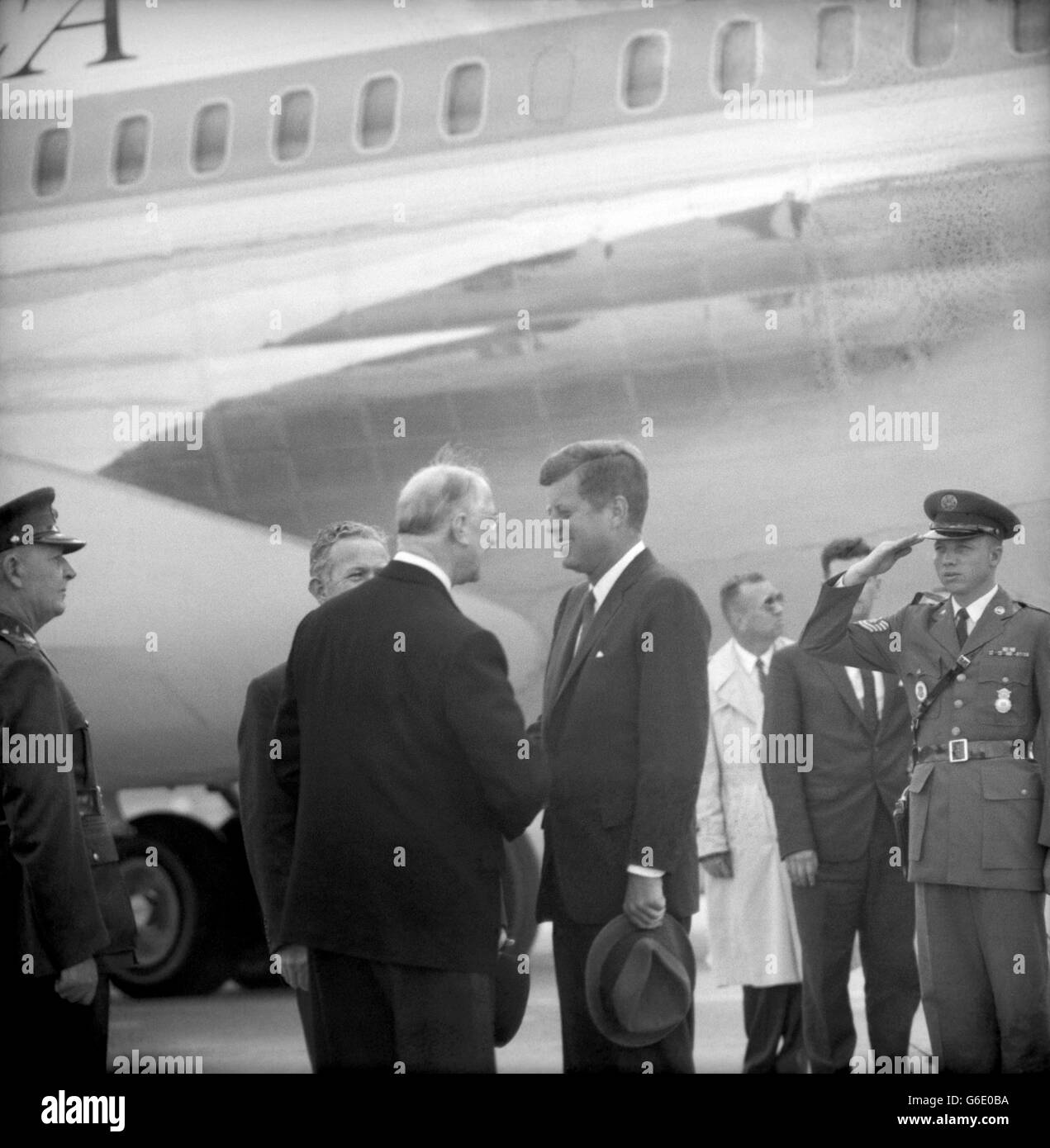 President john kennedy is pictured with mr de valera hi-res stock ...