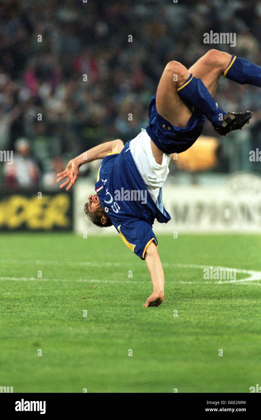 Vladimir Jugovic celebrates scoring the winning penalty in the shoot ...
