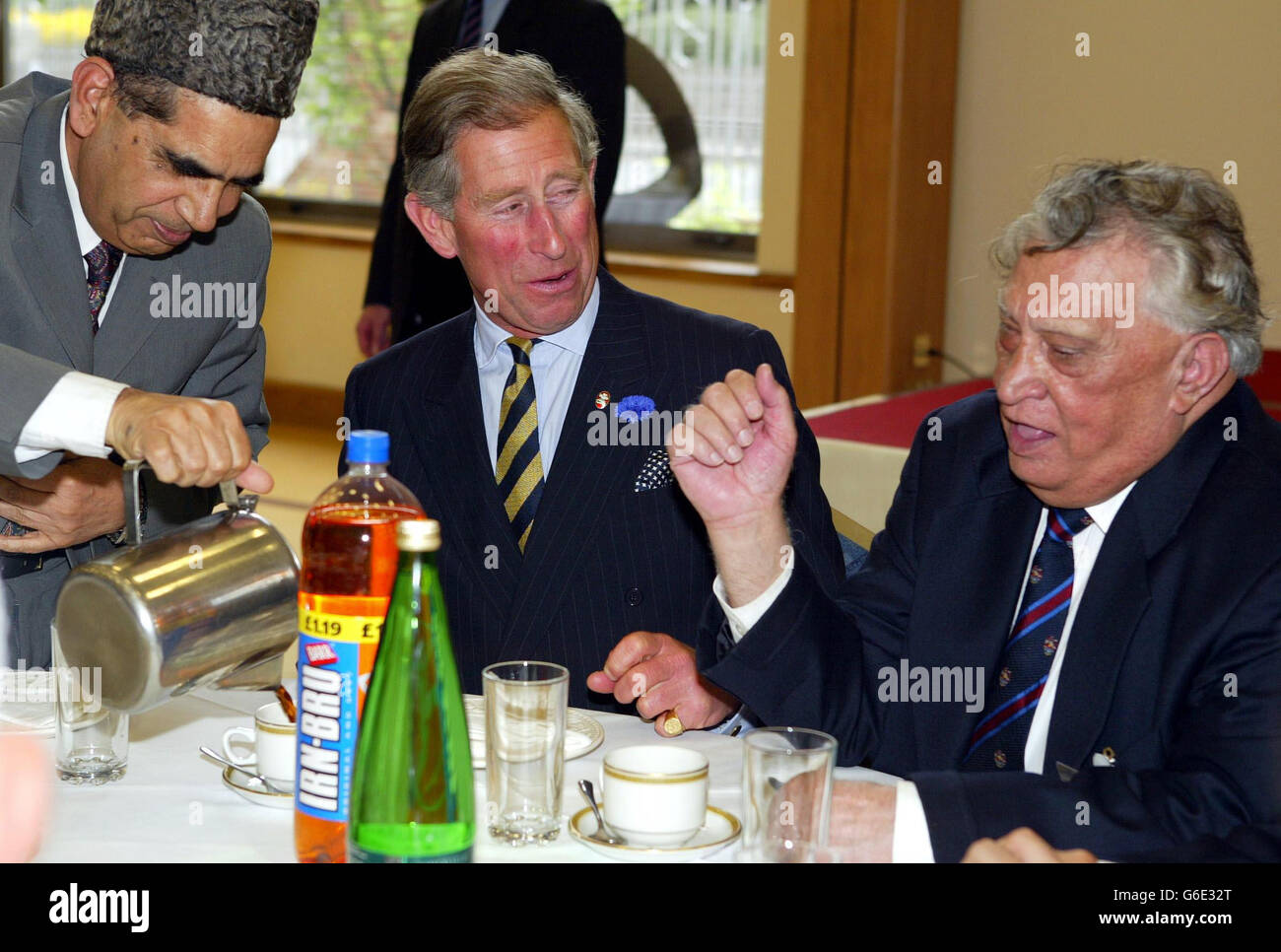 The Prince of Wales talks to Mohammad Tufail Shaheen the President of ...