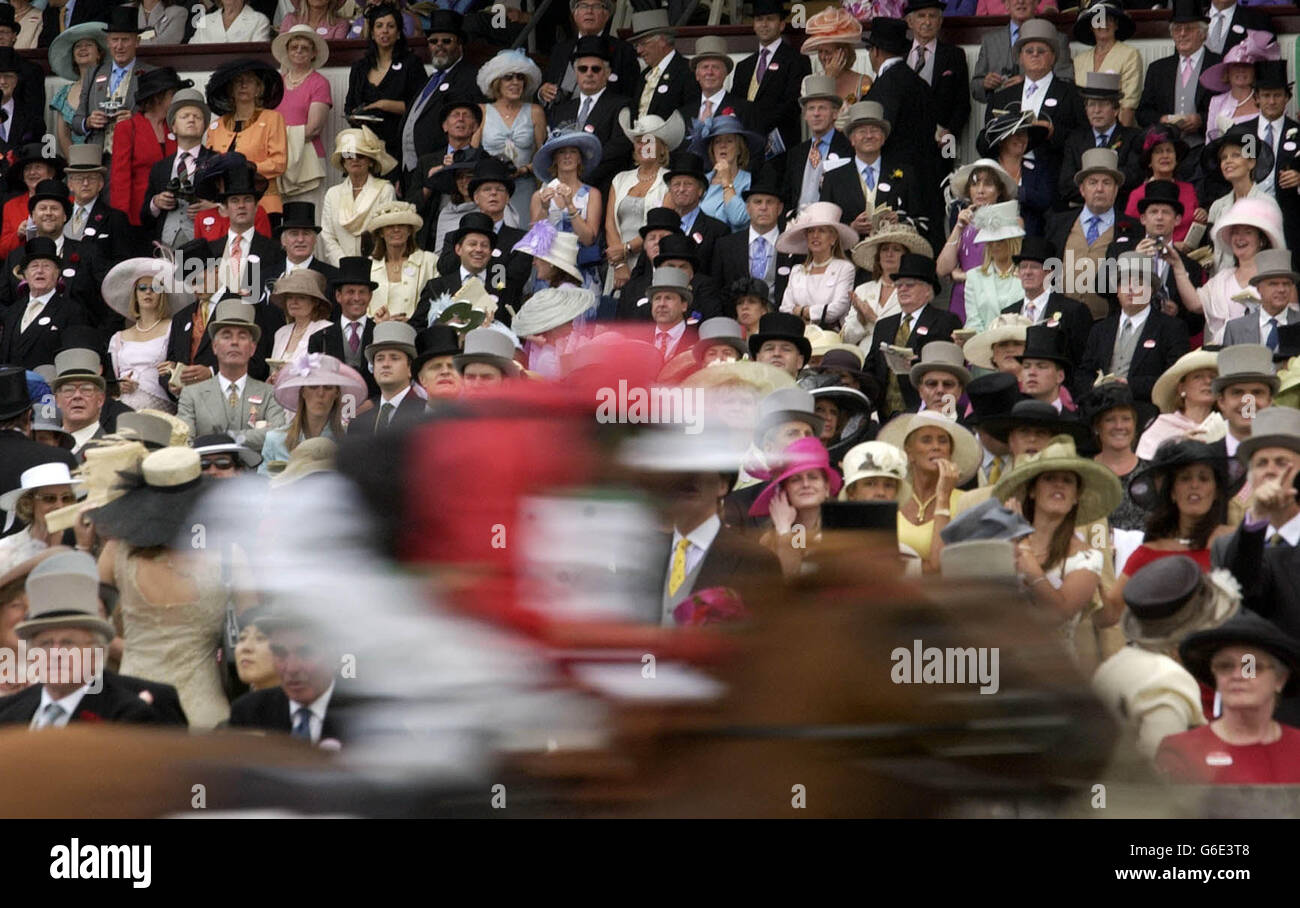 Horseracing grandstand spectators hi-res stock photography and images ...