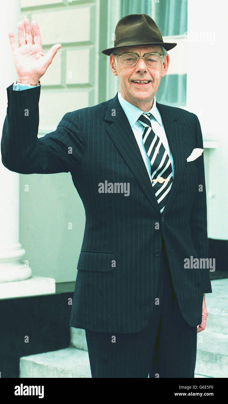 Sir Denis Thatcher waves Stock Photo - Alamy