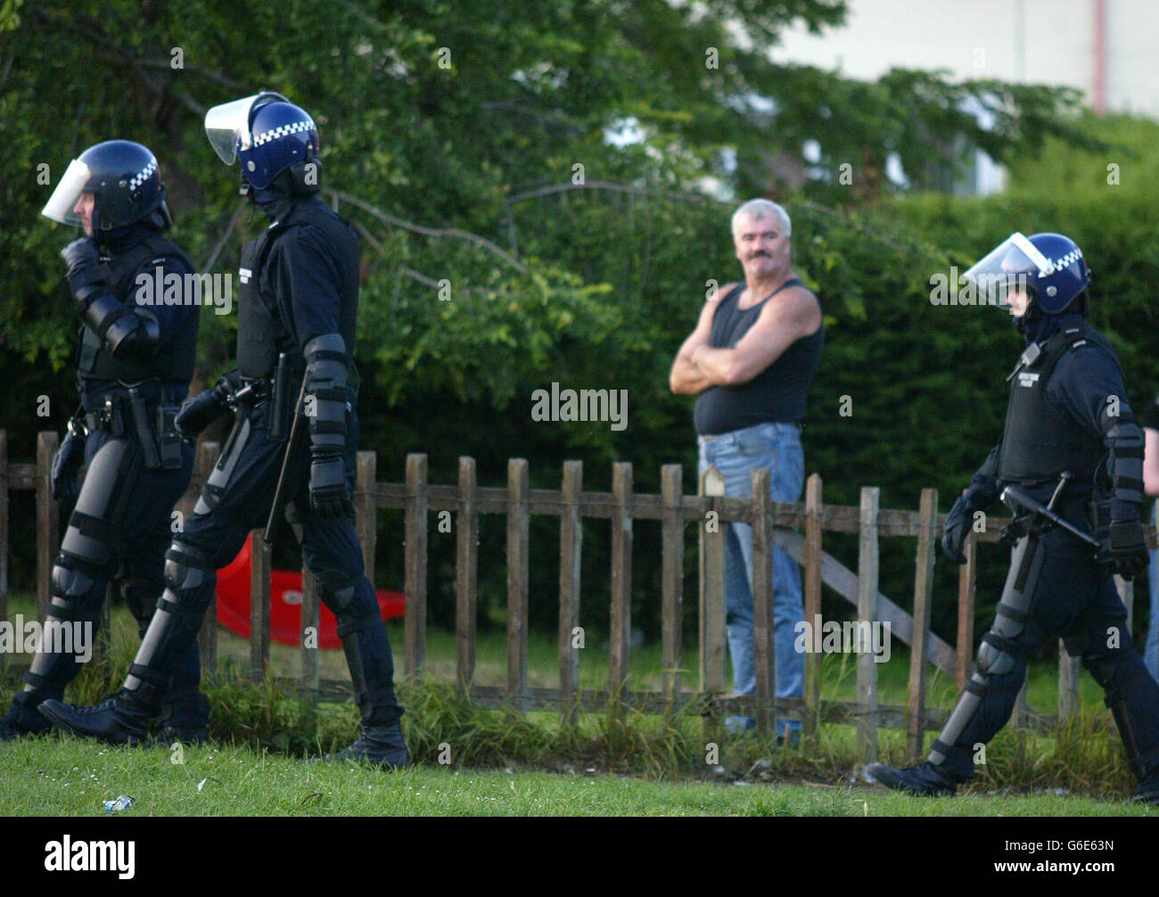 Police officers in riot gear patrol the caia estate hi-res stock ...