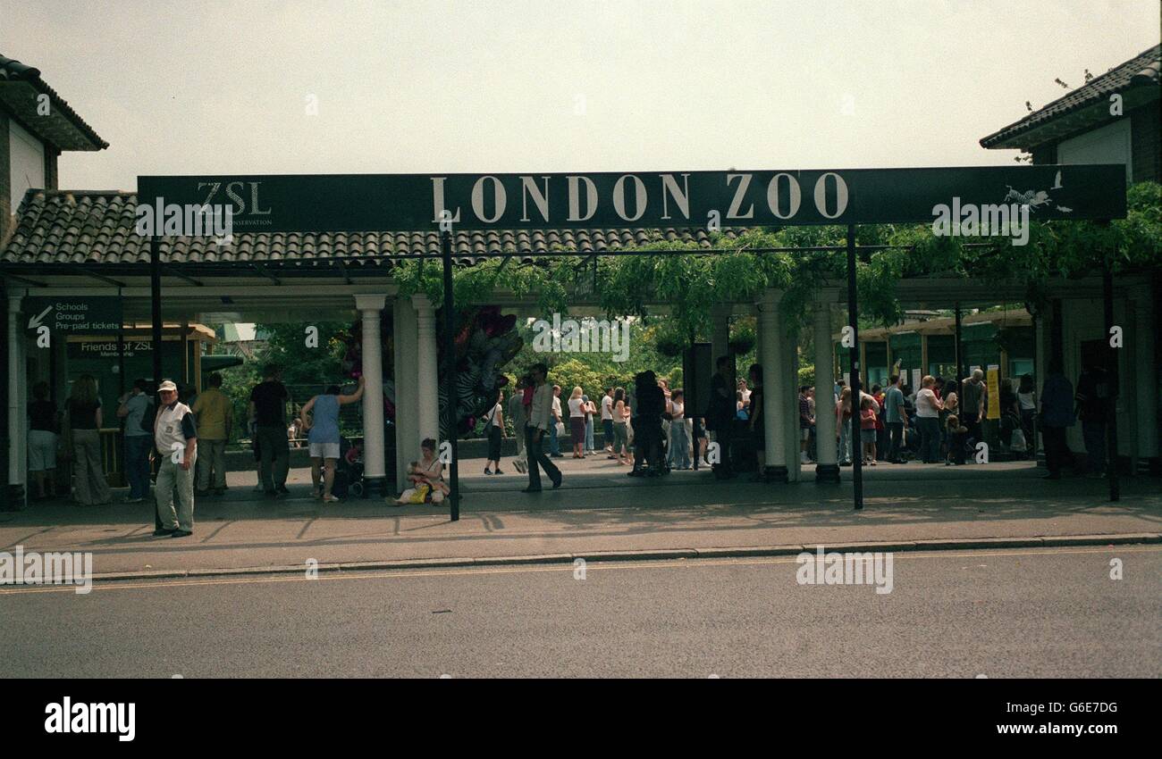 Regents park london zoo entrance hi-res stock photography and images ...